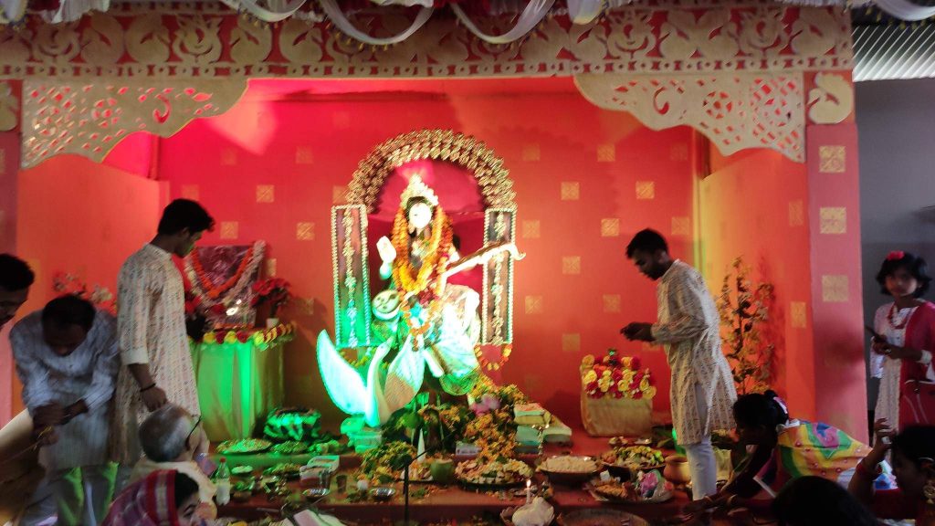 বশেমুরবিপ্রবিতে বর্ণিল সাজে উদযাপিত হচ্ছে সরস্বতী পূজা